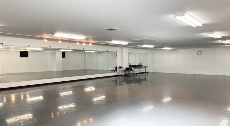 【YTJ枚方スタジオ】枚方市駅中央出口徒歩2分・鏡張りのダンスやレッスンに最適なスタジオです