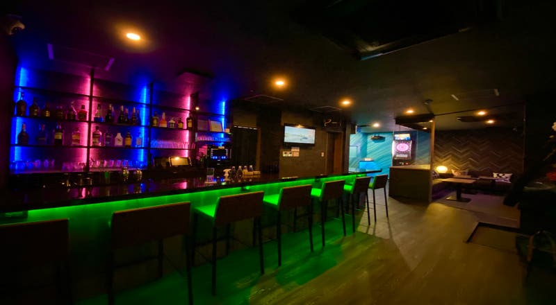 落ち着いた雰囲気のBar。オシャレなカウンターとVIPルーム♪カラオケあり♪ダーツマシンに各種VOD・TVゲームもあります！