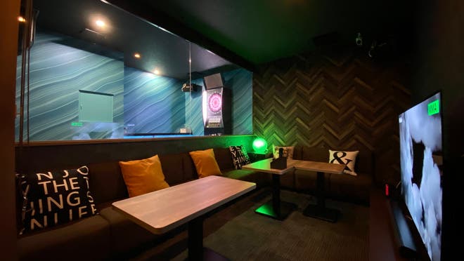 落ち着いた雰囲気のBar。オシャレなカウンターとVIPルーム♪カラオケあり♪ダーツマシンに各種VOD・TVゲームもあります!の写真2