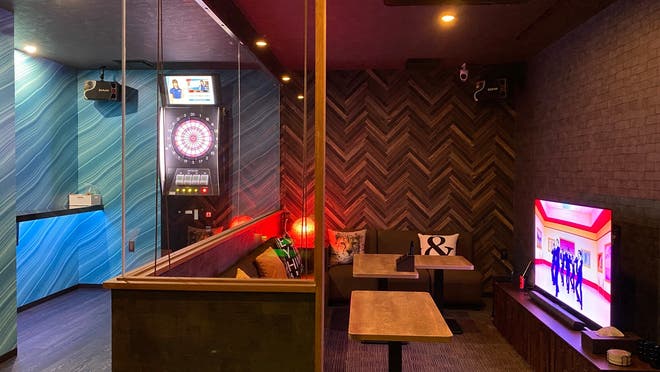 落ち着いた雰囲気のBar。オシャレなカウンターとVIPルーム♪カラオケあり♪ダーツマシンに各種VOD・TVゲームもあります!の写真3