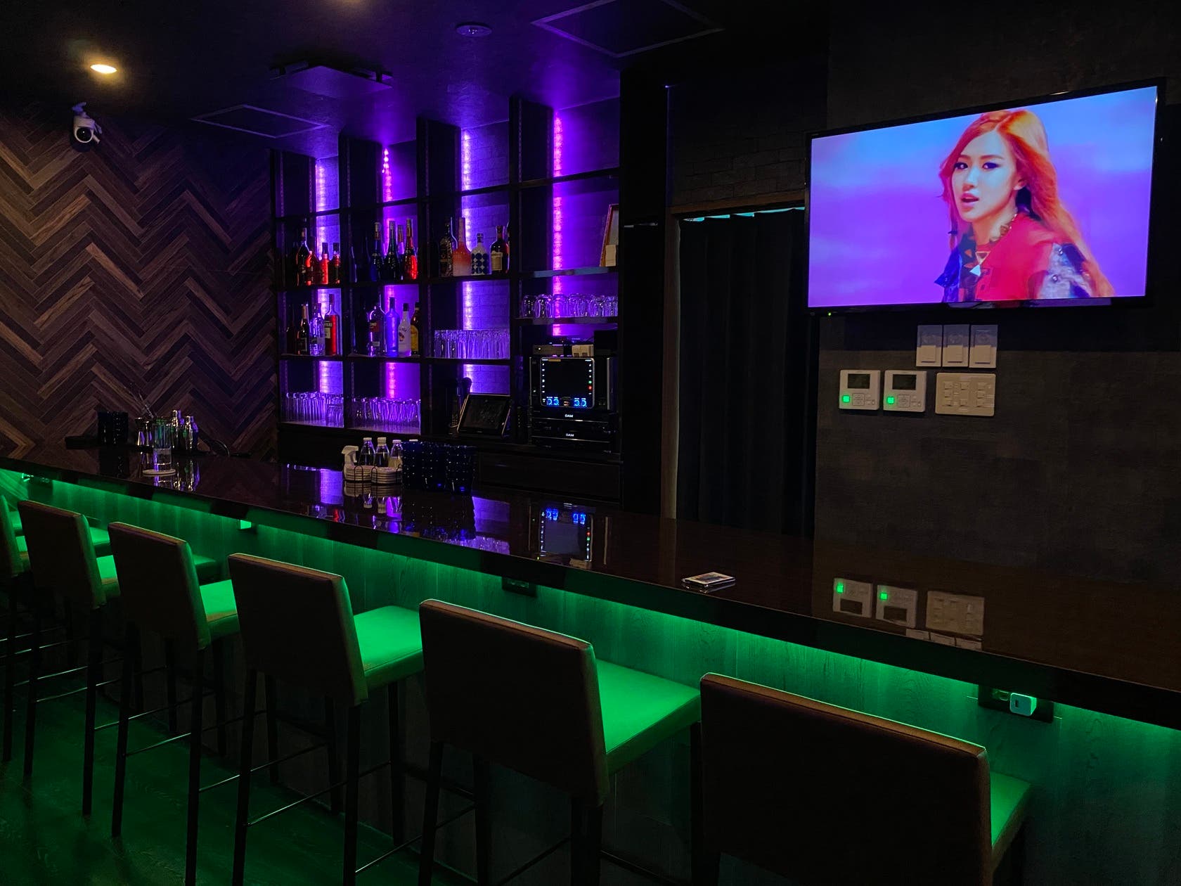 落ち着いた雰囲気のBar。オシャレなカウンターとVIPルーム♪カラオケあり♪ダーツマシンに各種VOD・TVゲームもあります！の写真4