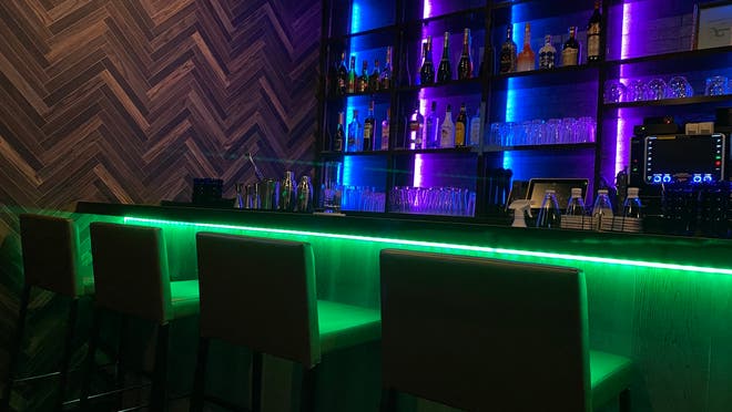 落ち着いた雰囲気のBar。オシャレなカウンターとVIPルーム♪カラオケあり♪ダーツマシンに各種VOD・TVゲームもあります!の写真5