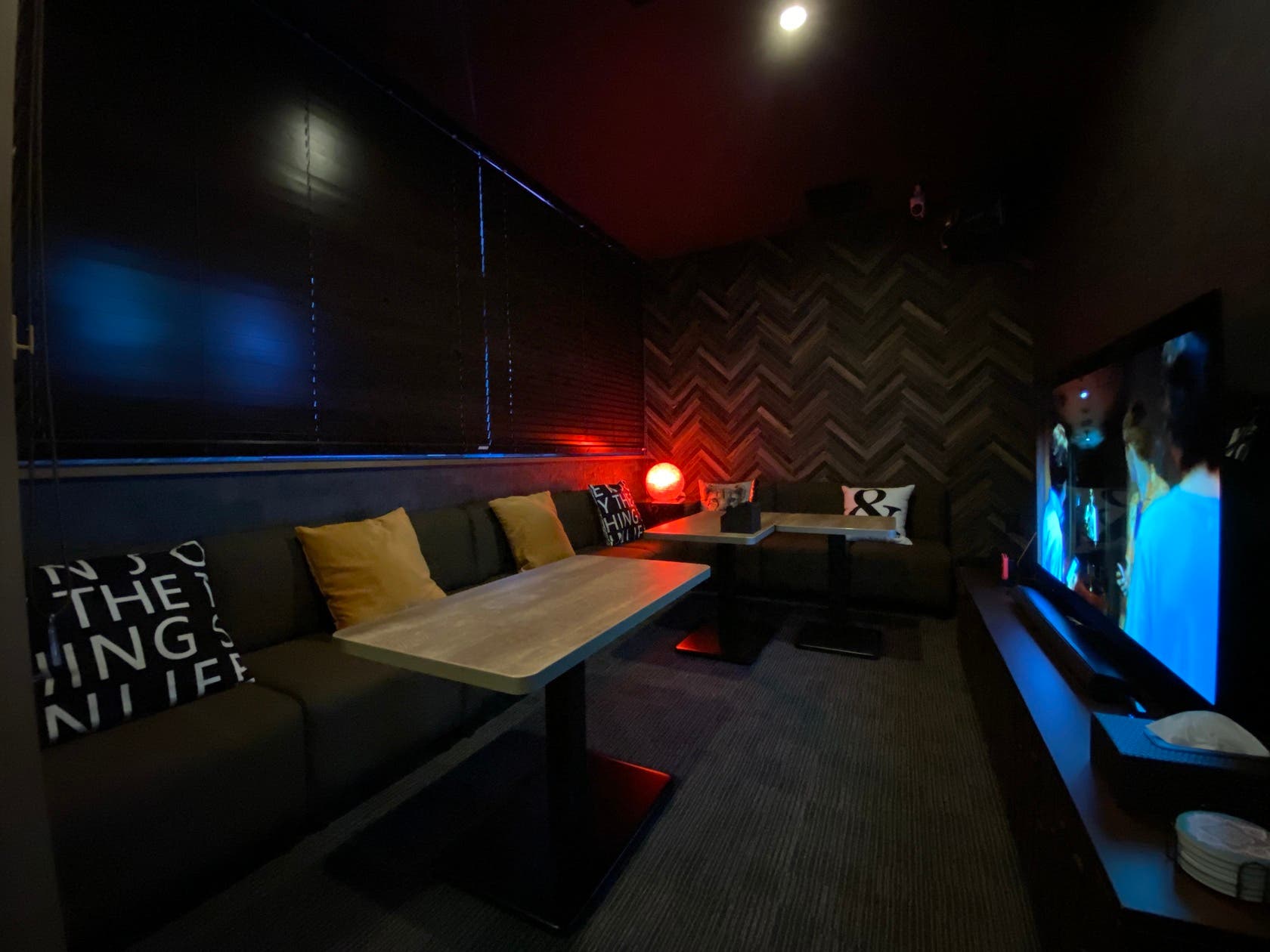 落ち着いた雰囲気のBar。オシャレなカウンターとVIPルーム♪カラオケあり♪ダーツマシンに各種VOD・TVゲームもあります！の写真6