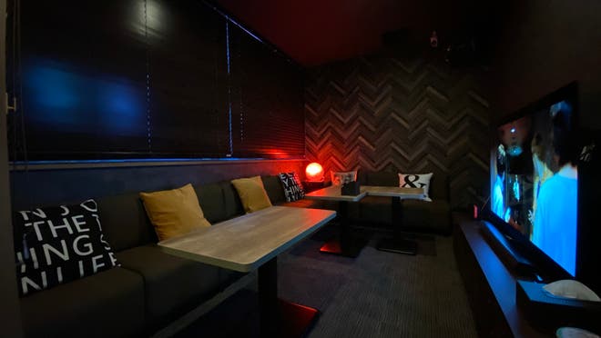 落ち着いた雰囲気のBar。オシャレなカウンターとVIPルーム♪カラオケあり♪ダーツマシンに各種VOD・TVゲームもあります!の写真6