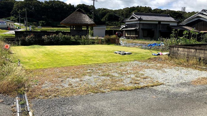 田舎の芝生でフリースペース。の写真1
