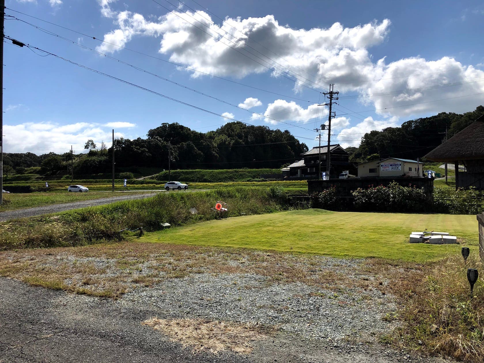 田舎の芝生でフリースペース。の写真2