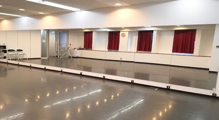 【YTJ茨木スタジオ】茨木市駅徒歩5分・鏡張りのダンスやレッスンに最適なスタジオです