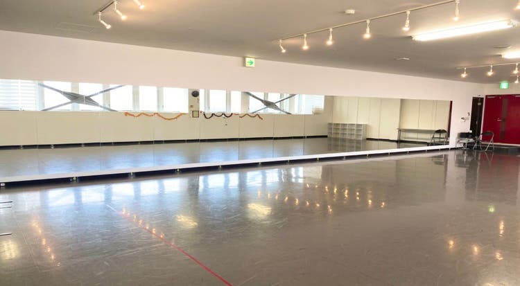 【YTJ豊中スタジオ】「豊中」駅から徒歩5分・鏡張りのダンスやレッスンに最適なスタジオです