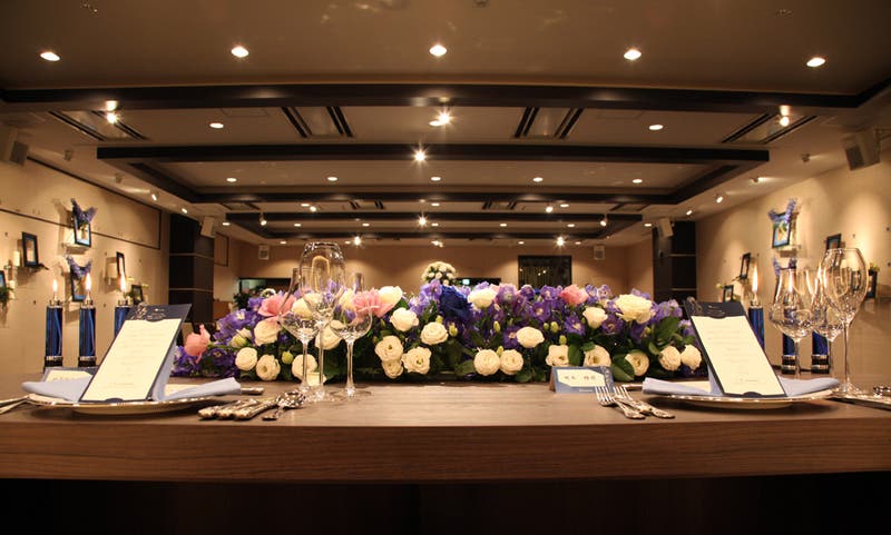 大宮駅から徒歩３分！【COURAGE】ホワイトとブラウンのコンビネーションでどんなコーディネートも惹きたてる会場です。の写真2