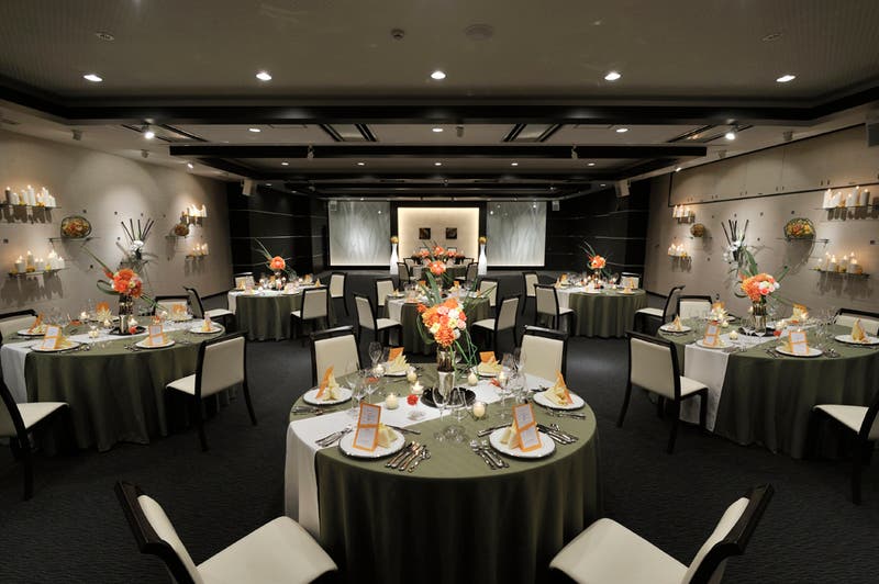 大宮駅から徒歩３分！【COURAGE】ホワイトとブラウンのコンビネーションでどんなコーディネートも惹きたてる会場です。の写真1