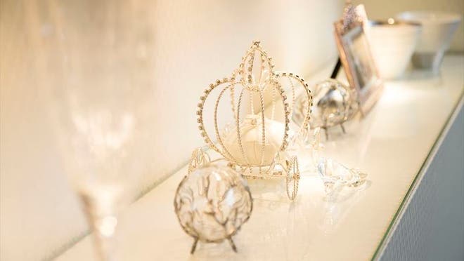 大宮駅から徒歩3分!【FAIRY】ピュアホワイトの調度品に輝くシャンデリアが特徴のピュアルームの写真2