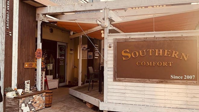 国道134号線沿い、サザンビーチと烏帽子岩の見えるテラスのあるカフェです。の写真1