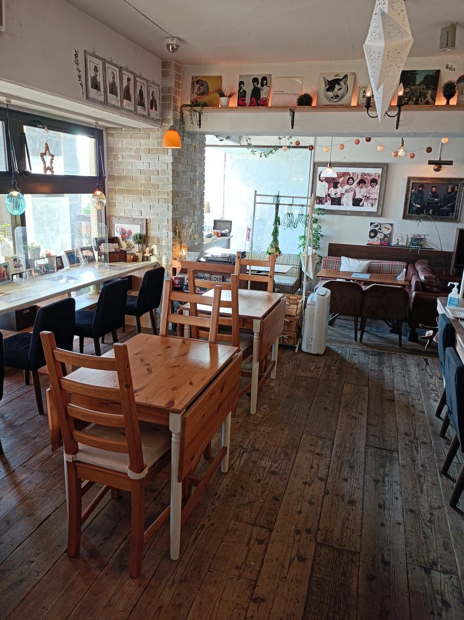 国道134号線沿い、サザンビーチと烏帽子岩の見えるテラスのあるカフェです。の写真6