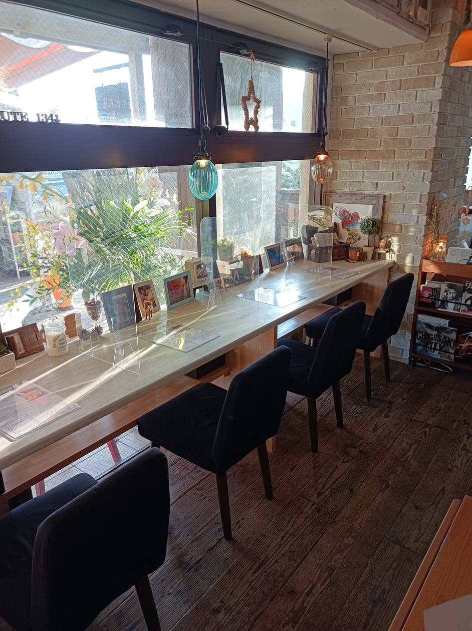 国道134号線沿い、サザンビーチと烏帽子岩の見えるテラスのあるカフェです。の写真7