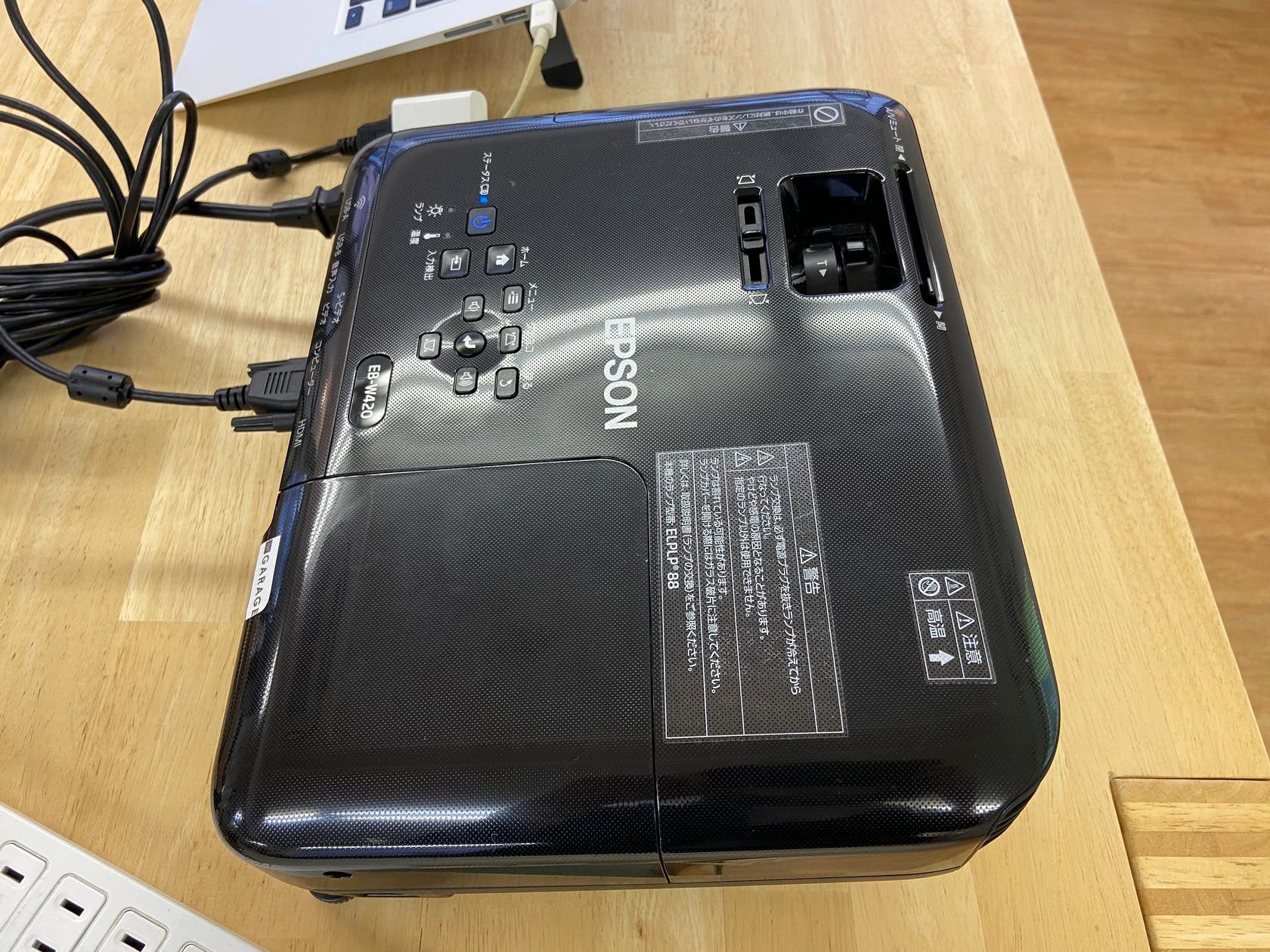 プロジェクター(型番：EB-W420)の画像2