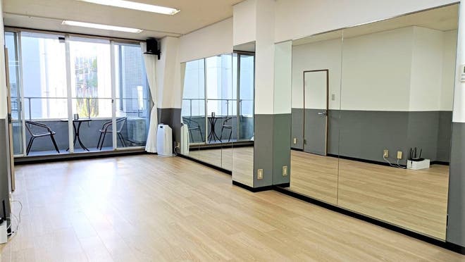 【麻布十番徒歩4分・六本木徒歩8分】【3F】換気・日当り良好/ウォーキング・ヨガ・撮影に人気/大型ミラー・移動式ミラー設置の写真1