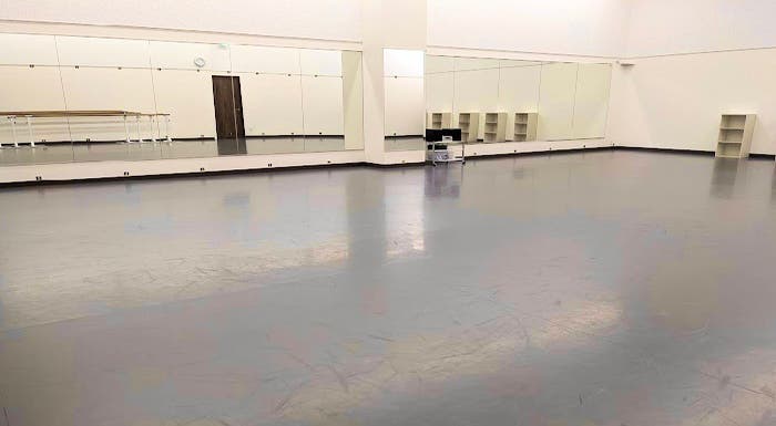 【YTJセンター南スタジオ】地下鉄センター南駅より徒歩3分・鏡張りのダンスやレッスンに最適なスタジオです