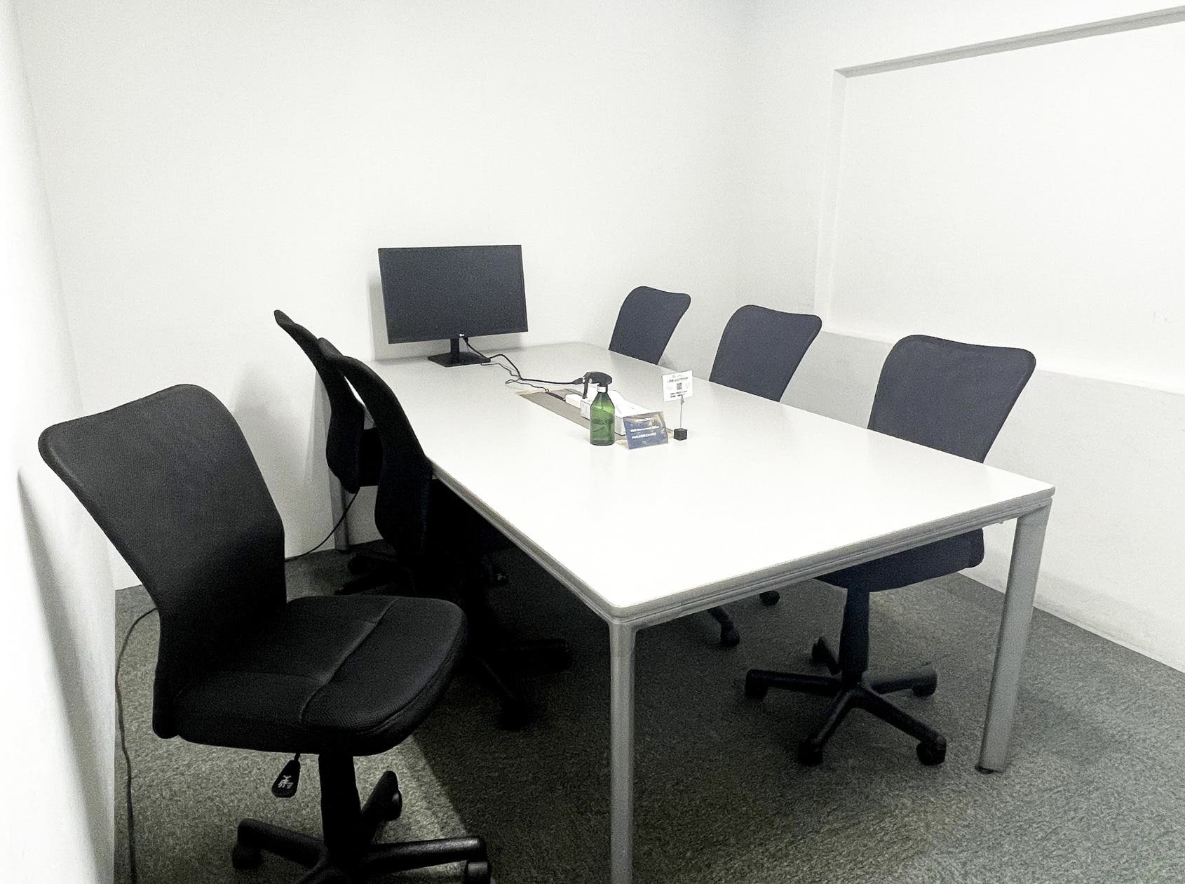 【浅草橋・秋葉原】Funshare貸会議室　6人収容　モニター・ホワイトボード完備の写真2