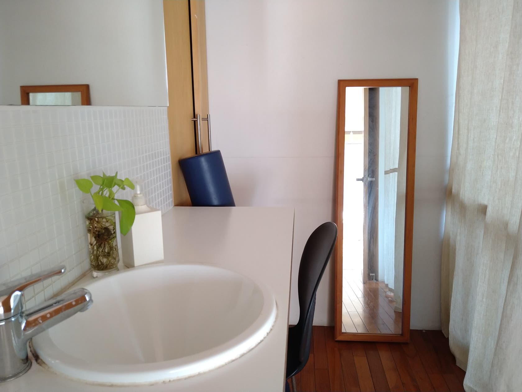 【駅徒歩5分、撮影・収録に】窓からの木漏れ日、大きな本棚が好評。フローリング、大きな窓は開放感があり、風通し抜群。の写真15