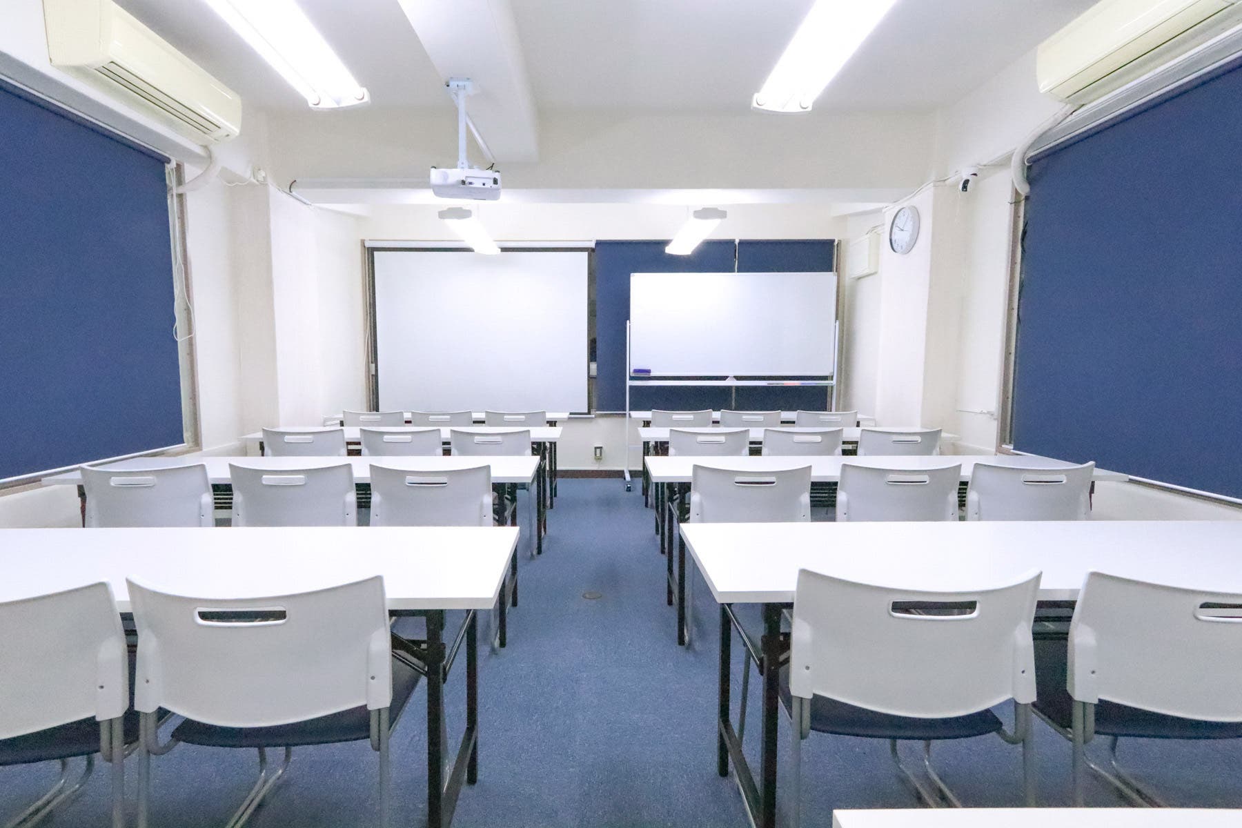 【東京駅2分！地下出口すぐ！32名】プロジェクター・ホワイトボード・WiFi全て無料！土足可！ふれあい貸し会議室 八重洲No38の写真1