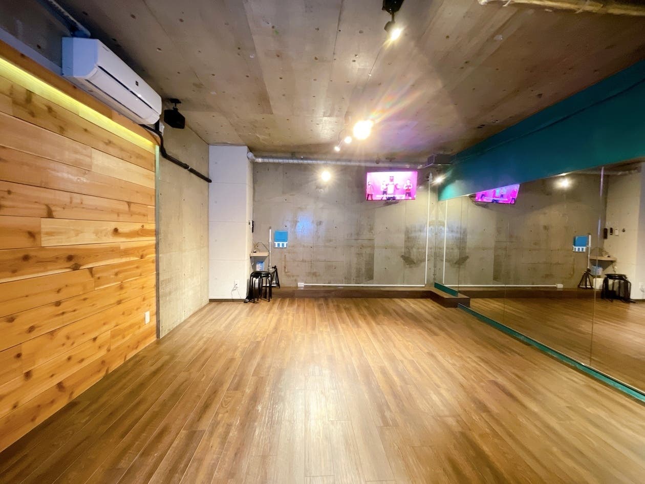 立川駅南口｜🉐格安｜24h🈺｜高速WiFi⚡｜モニター完備🖥｜オンラインレッスン対応🕺｜立川南口店 Studio A［〜6名］の写真1