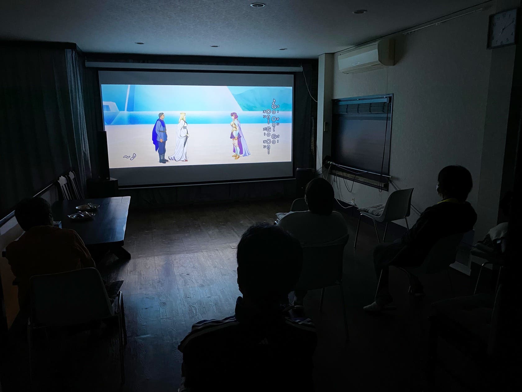 手ぶらで来てもzoom会議やyoutube配信もでき、150インチの大型スクリーン/音響設備がある多目的スタジオの写真5