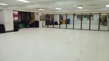 葛西駅前の真白な畳マットの安全なスペースの写真1