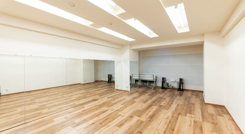 【港区】【赤羽橋徒歩１分・麻布十番店徒歩7分】防音設備有/大型ミラー設置/ダンス・楽器OK/長机椅子完備/高速回線/地下1階
