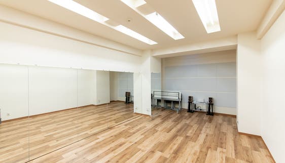 【港区】【赤羽橋徒歩1分・麻布十番店徒歩7分】防音設備有/大型ミラー設置/ダンス・楽器OK/長机椅子完備/備品全て無料/高速回線の写真1