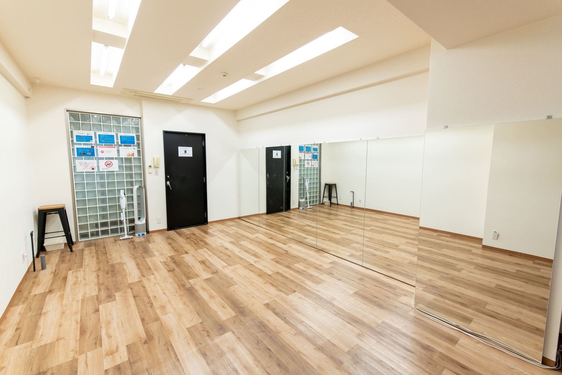 【港区】【赤羽橋徒歩１分・麻布十番店徒歩7分】防音設備有/大型ミラー設置/ダンス・楽器OK/長机椅子完備/高速回線/地下1階の写真6