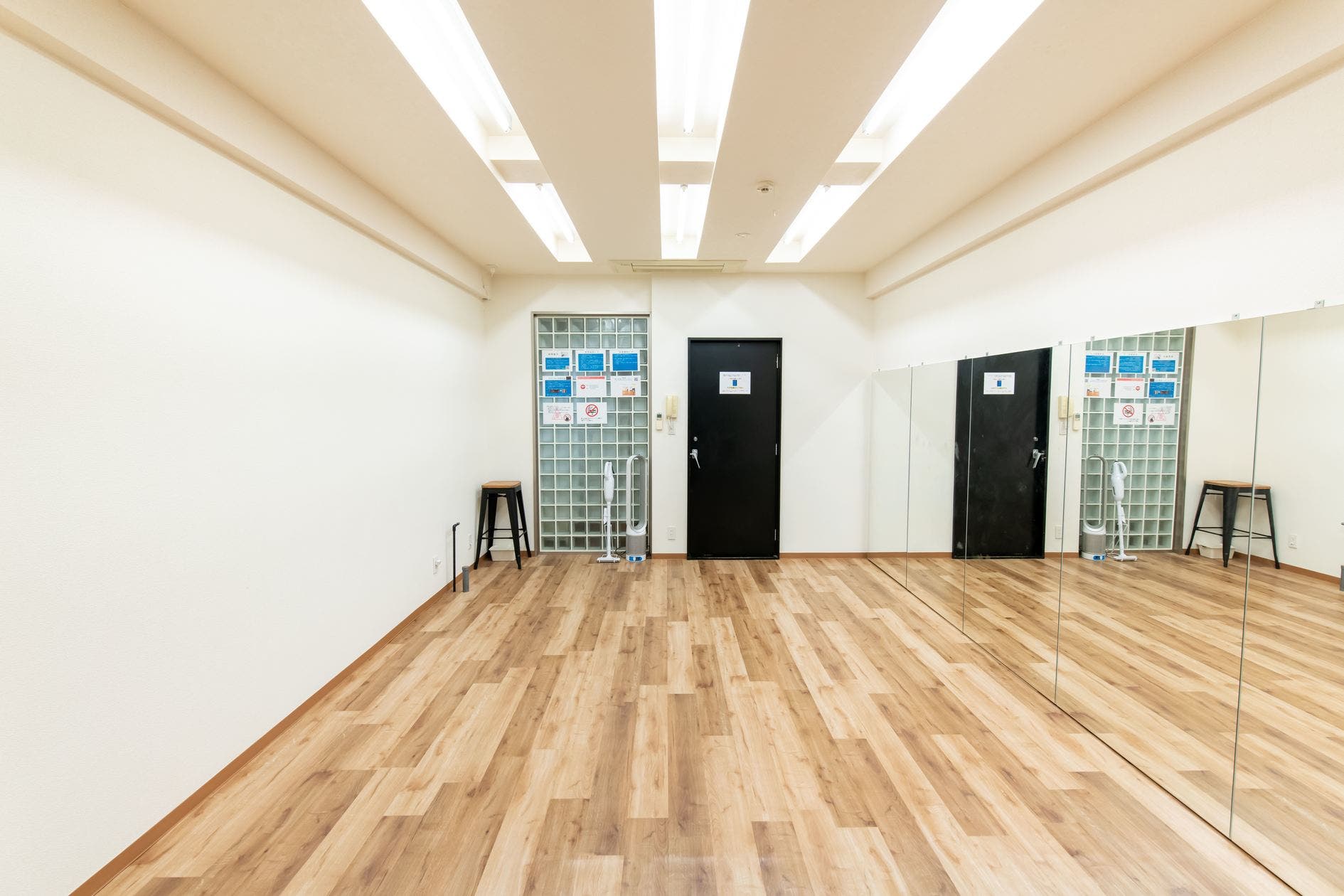 【港区】【赤羽橋徒歩１分・麻布十番店徒歩7分】防音設備有/大型ミラー設置/ダンス・楽器OK/長机椅子完備/高速回線/地下1階の写真7