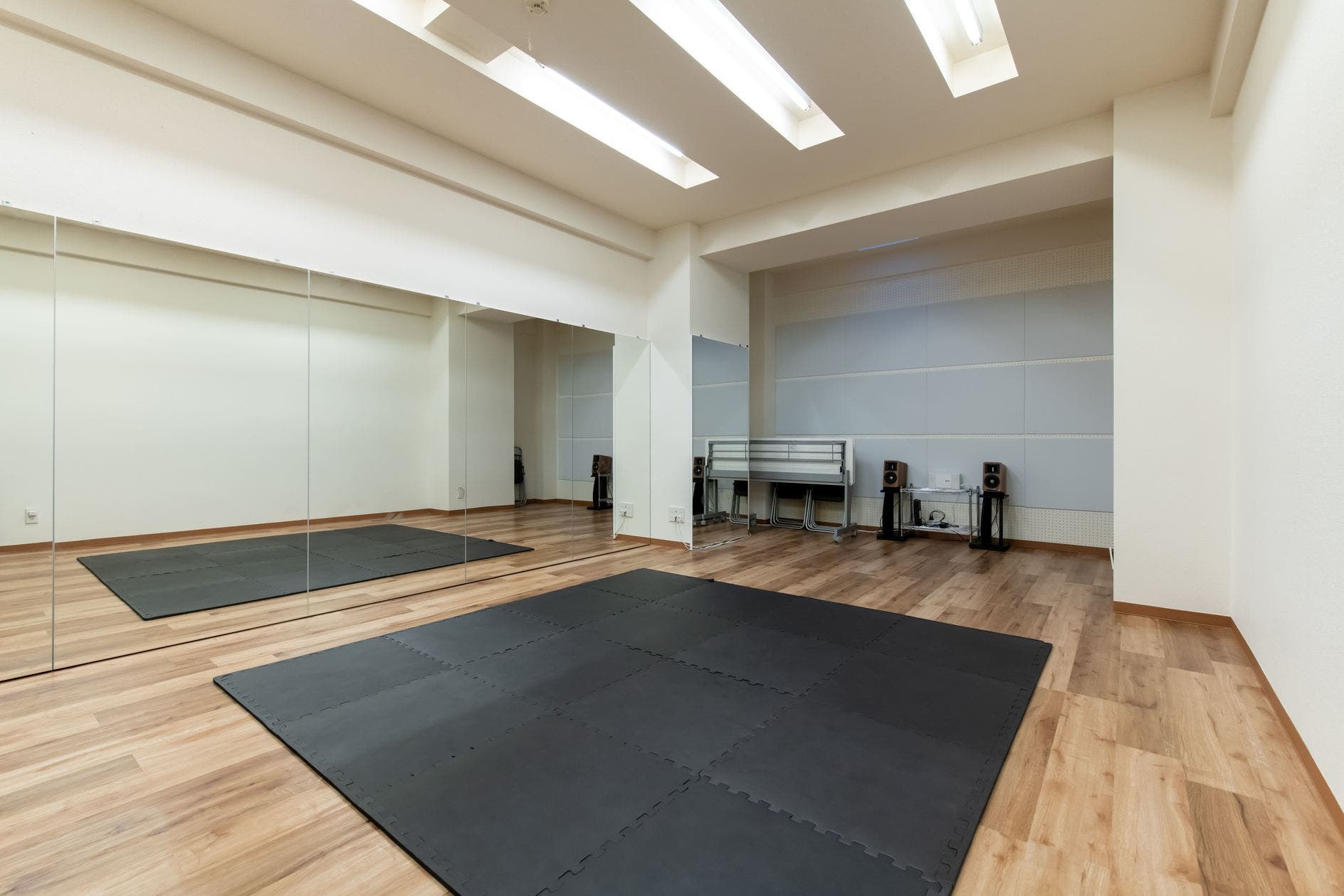 【港区】【赤羽橋徒歩１分・麻布十番店徒歩7分】防音設備有/大型ミラー設置/ダンス・楽器OK/長机椅子完備/高速回線/地下1階の写真11