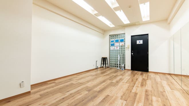 【港区】【赤羽橋徒歩1分・麻布十番店徒歩7分】防音設備有/大型ミラー設置/ダンス・楽器OK/長机椅子完備/高速回線/地下1階の写真8