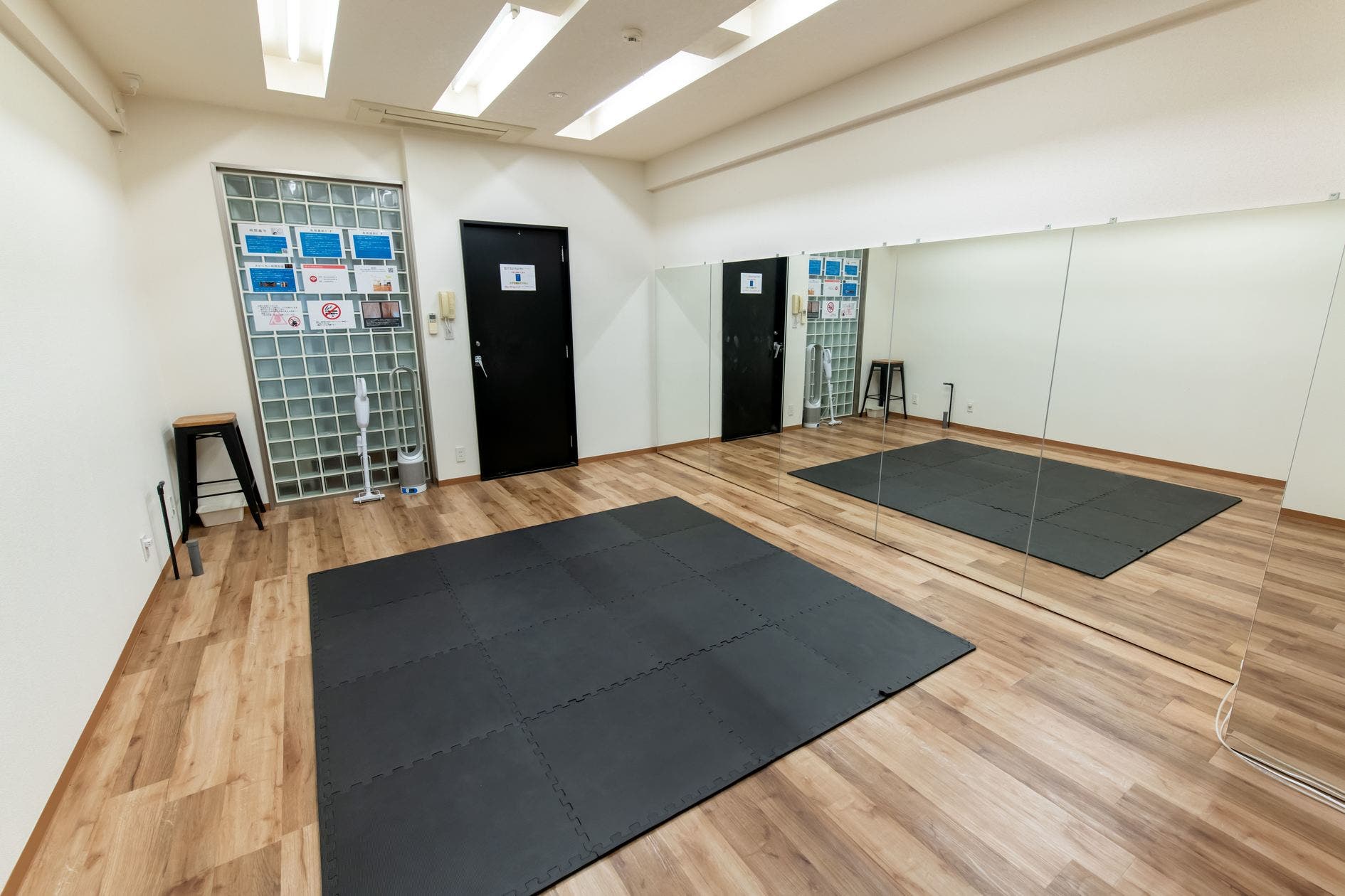 【港区】【赤羽橋徒歩１分・麻布十番店徒歩7分】防音設備有/大型ミラー設置/ダンス・楽器OK/長机椅子完備/高速回線/地下1階の写真12