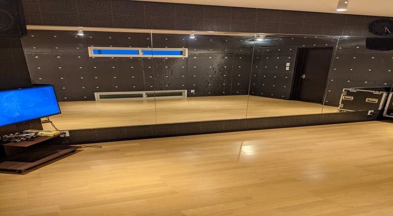 防音室で大型ミラーを備えており、ダンスや楽器演奏に最適なスペースです！