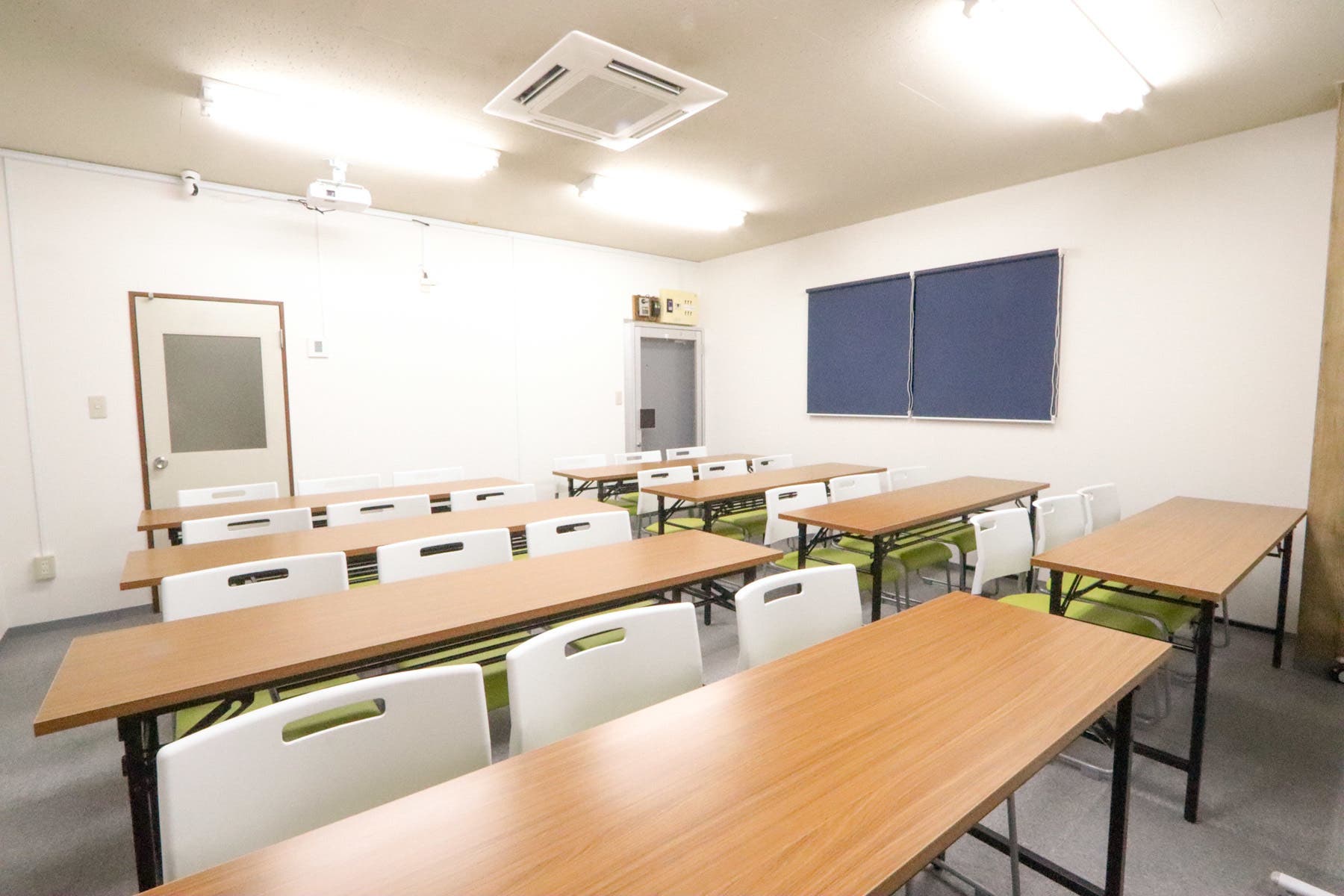 【新宿西口徒歩1分！オフィスビル！同規模で最安！24名】土足可！プロジェクター・WiFi無料！ふれあい貸し会議室 新宿No39の写真5