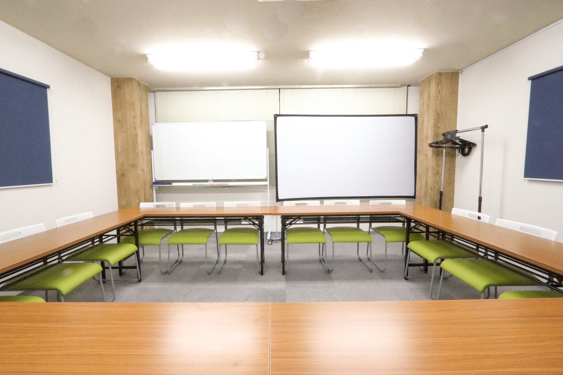 【新宿西口徒歩1分！オフィスビル！同規模で最安！24名】土足可！プロジェクター・WiFi無料！ふれあい貸し会議室 新宿No39の写真12