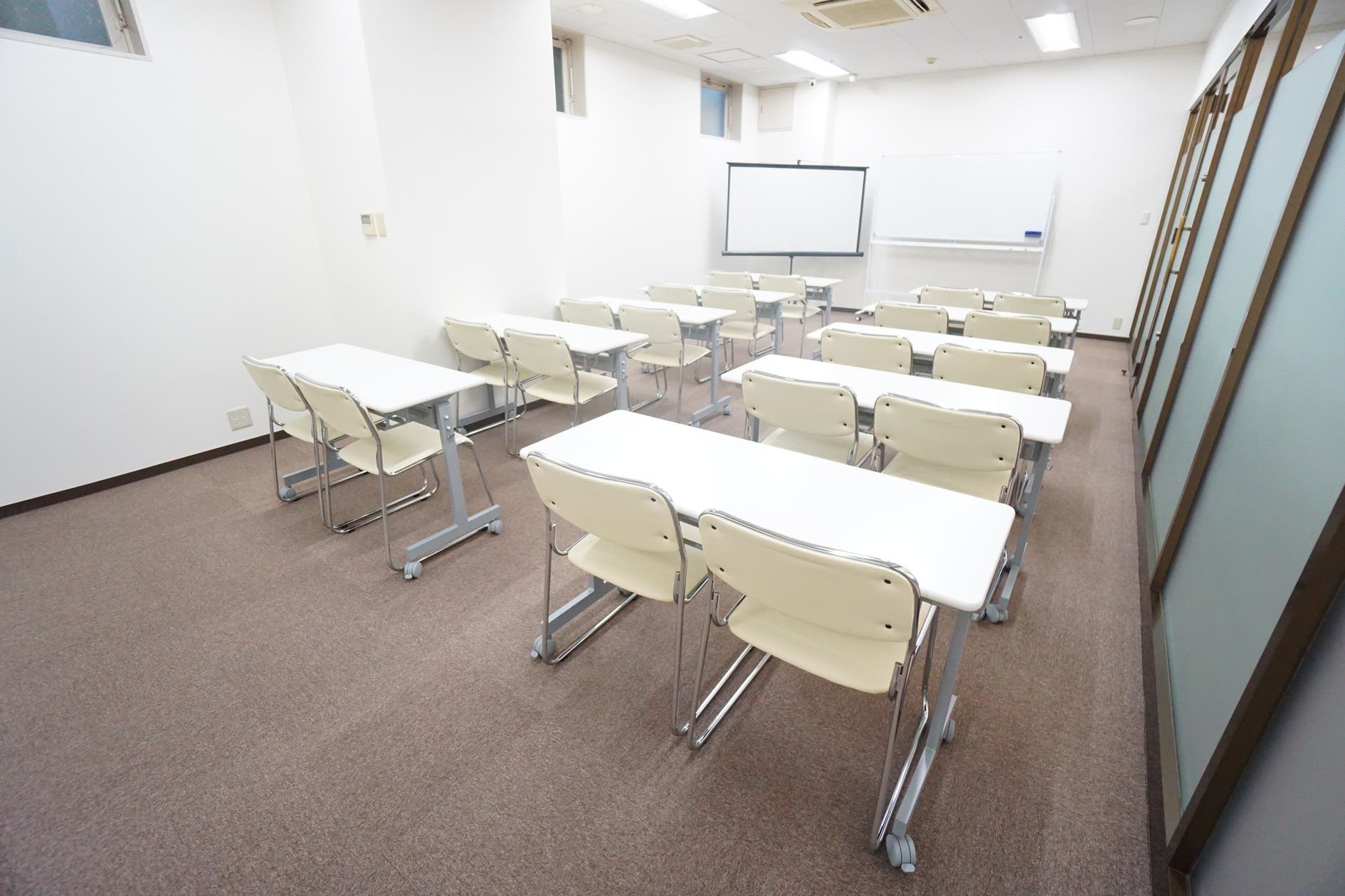 ＜豊橋駅前 TB1F-C会議室＞完全個室✨24名収容/高速Wi-Fi/プロジェクター無料！セミナー/研修/会議の写真1