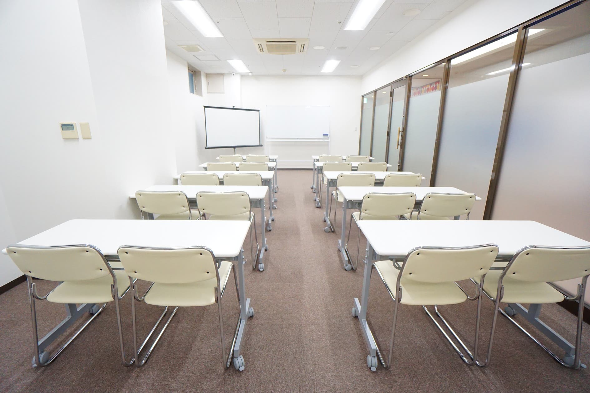 ＜豊橋駅前 TB1F-C会議室＞完全個室✨24名収容/高速Wi-Fi/プロジェクター無料！セミナー/研修/会議の写真2