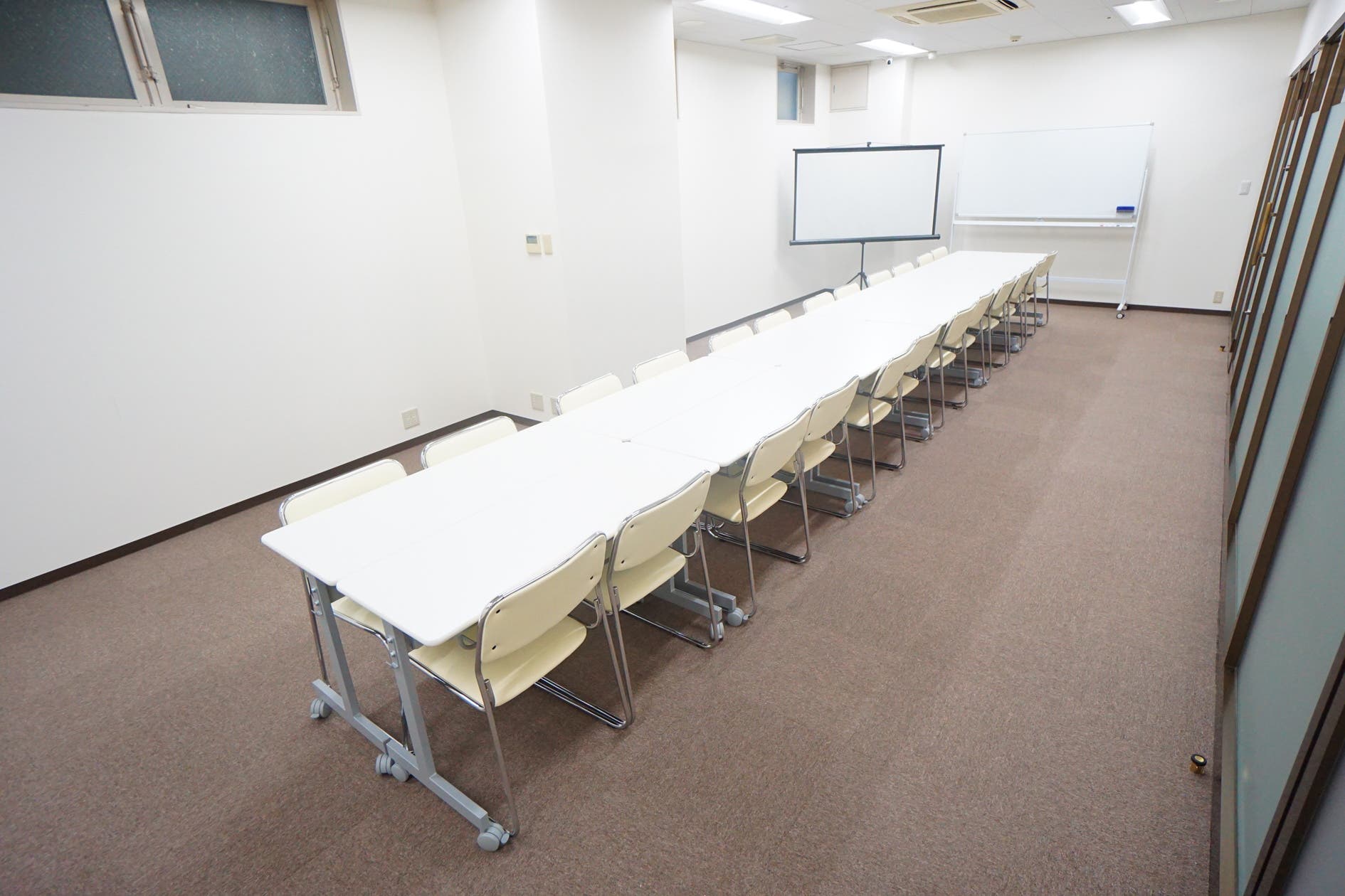 ＜豊橋駅前 TB1F-C会議室＞完全個室✨24名収容/高速Wi-Fi/プロジェクター無料！セミナー/研修/会議の写真3