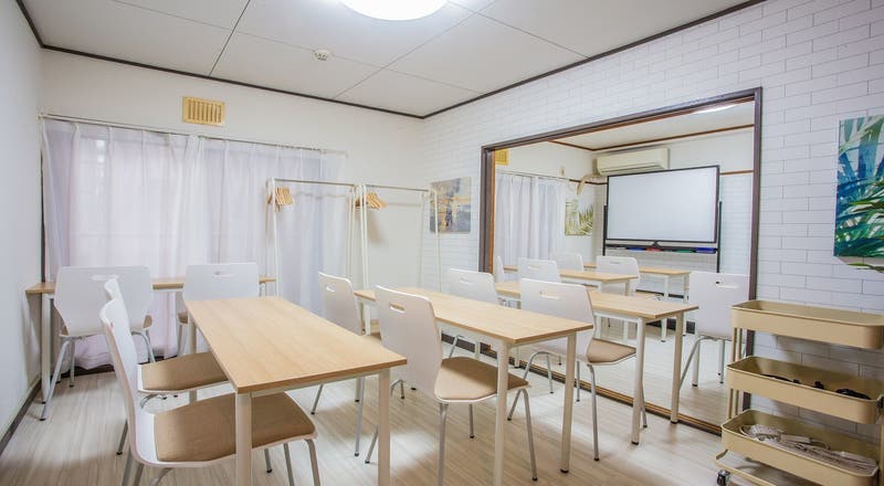 【東梅田駅5分/梅田駅7分！20名】綺麗な室内！WiFi・プロジェクター・ホワイトボード２台完備！ふれあい貸し会議室 梅田B