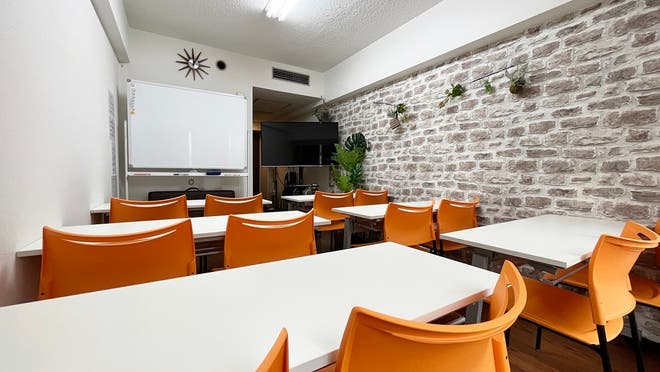 ⭐️新大阪駅徒歩0分!⭐️最大2Gbps超高速光回線【全て無料】WiFi&大画面モニター●13名● 会議室エトワール新大阪の写真1