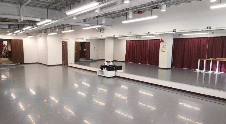 【YTJ三鷹スタジオ】JR三鷹駅徒歩3分・鏡張りのダンスやレッスンに最適なスタジオです