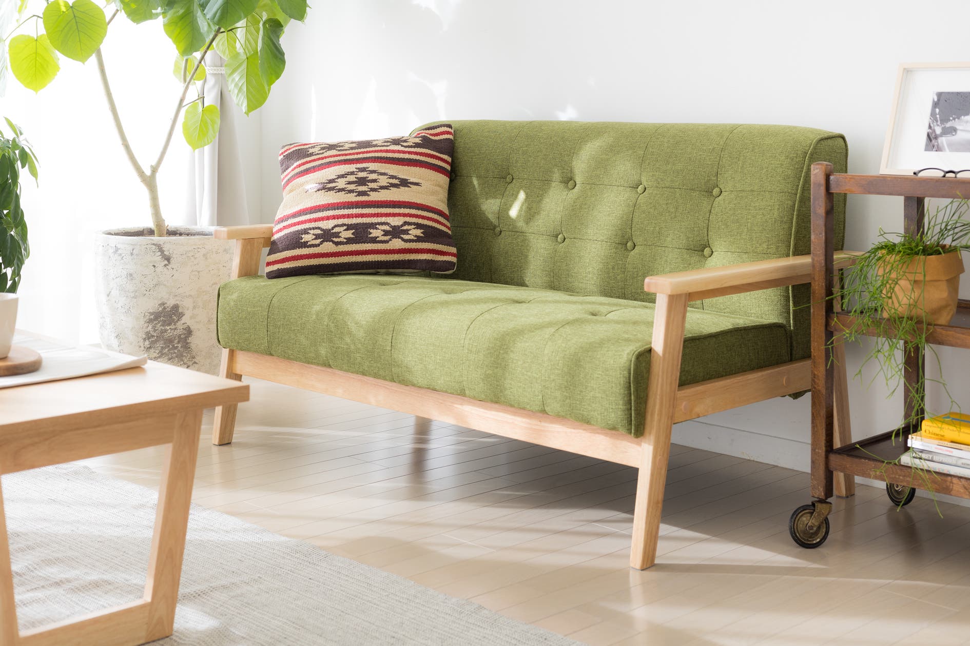 【代々木駅】3分！リーズナブルな自然光の入る白壁撮影スタジオ。家具や観葉植物が豊富でお家時間の再現やヨガ撮影にオススメ！の写真5