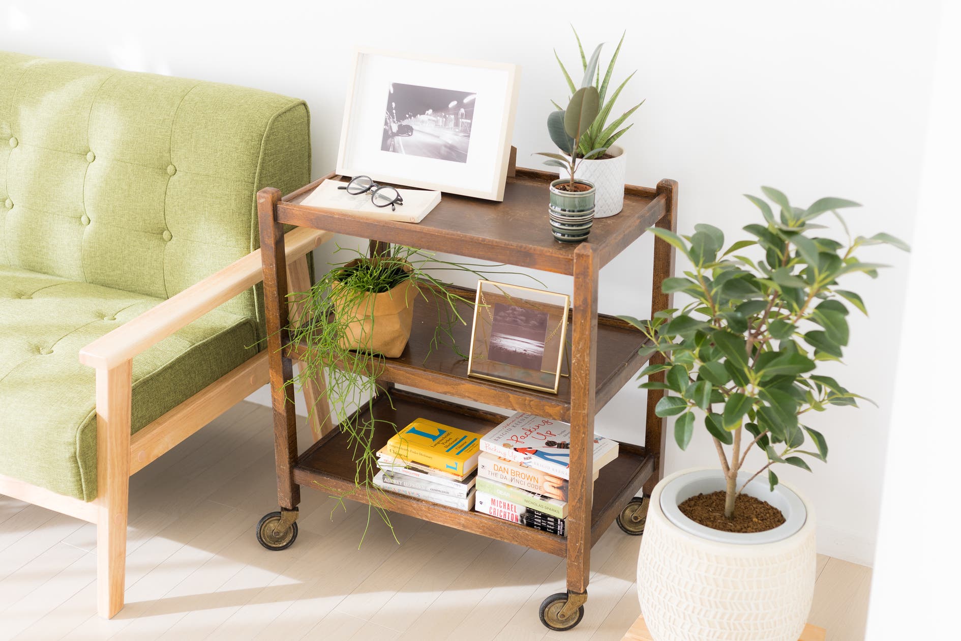 【代々木駅】3分！リーズナブルな自然光の入る白壁撮影スタジオ。家具や観葉植物が豊富でお家時間の再現やヨガ撮影にオススメ！の写真7