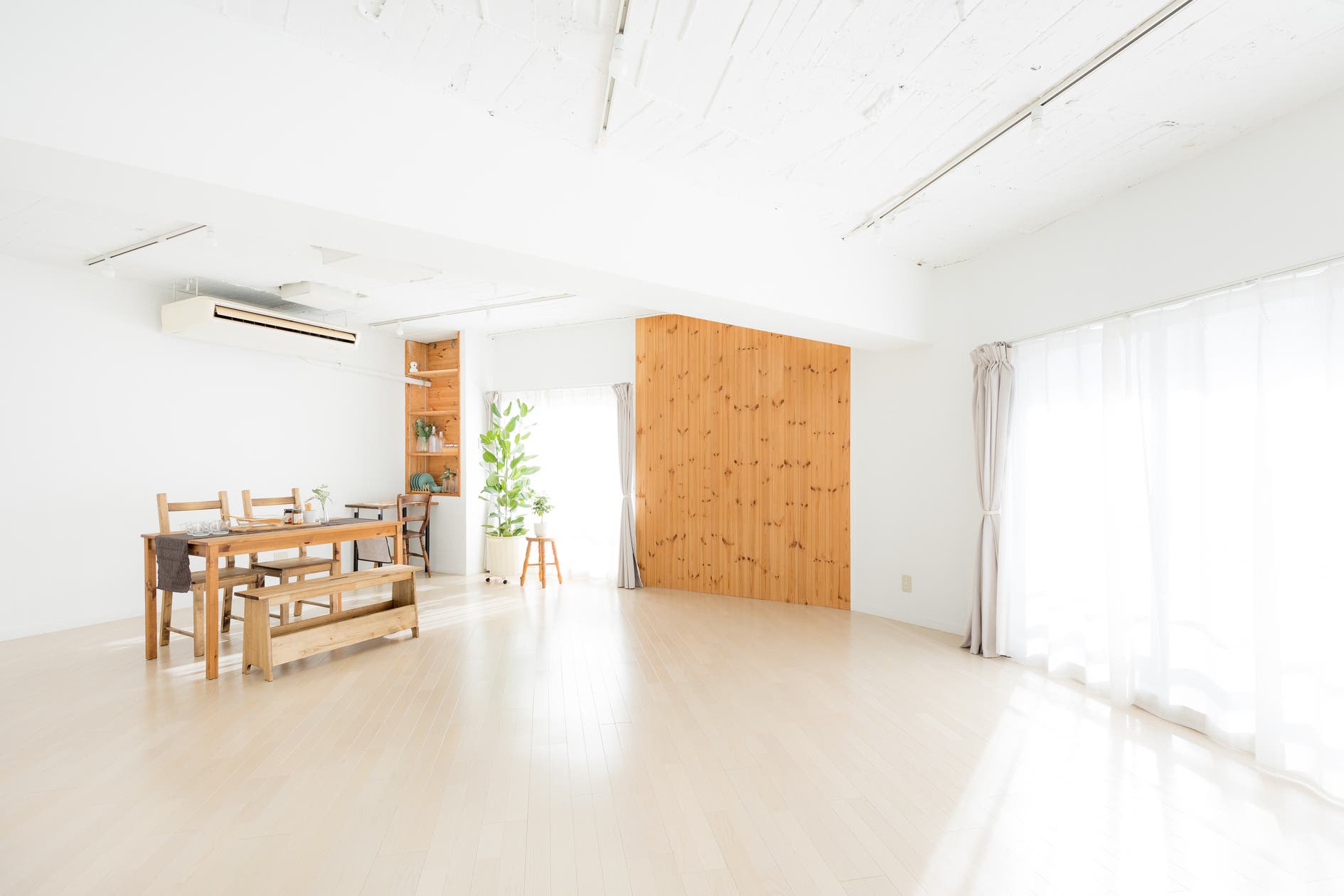 【代々木駅】3分！リーズナブルな自然光の入る白壁撮影スタジオ。家具や観葉植物が豊富でお家時間の再現やヨガ撮影にオススメ！の写真8