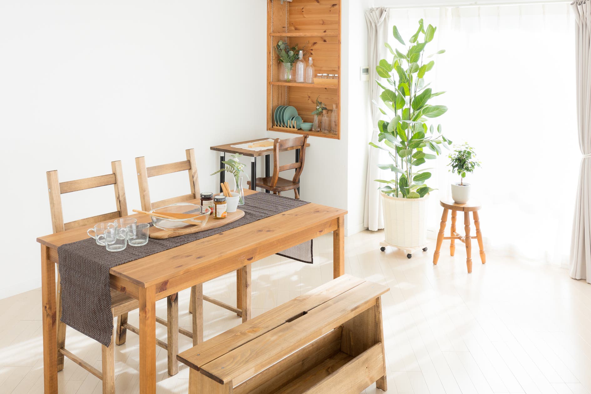 【代々木駅】3分！リーズナブルな自然光の入る白壁撮影スタジオ。家具や観葉植物が豊富でお家時間の再現やヨガ撮影にオススメ！の写真9