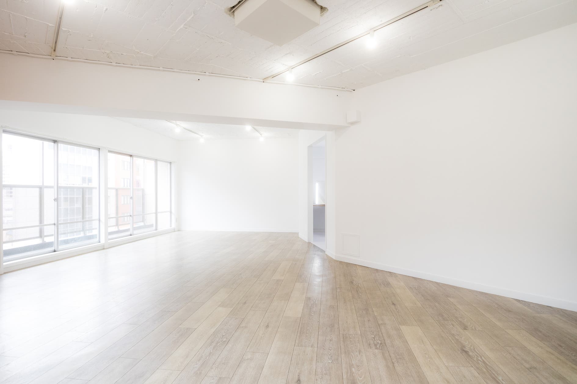 【代々木駅】3分！リーズナブルな自然光の入る白壁撮影スタジオ。家具や観葉植物が豊富でお家時間の再現やヨガ撮影にオススメ！の写真14