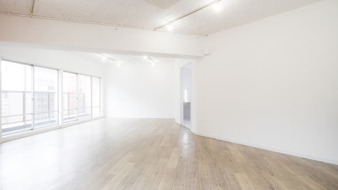 【代々木駅】3分!リーズナブルな自然光の入る白壁撮影スタジオ。家具や観葉植物が豊富でお家時間の再現やヨガ撮影にオススメ!の写真14