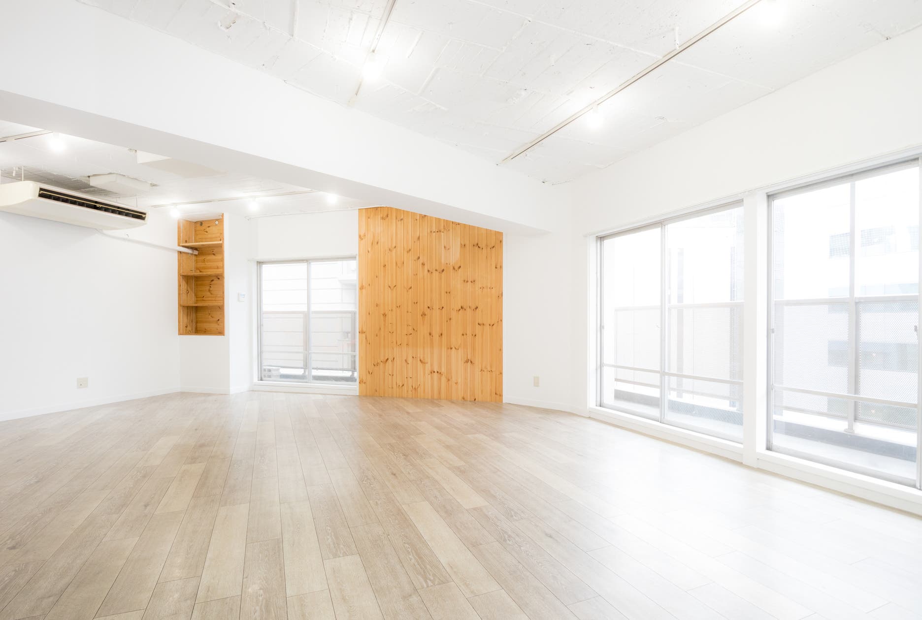 【代々木駅】3分！リーズナブルな自然光の入る白壁撮影スタジオ。家具や観葉植物が豊富でお家時間の再現やヨガ撮影にオススメ！の写真15